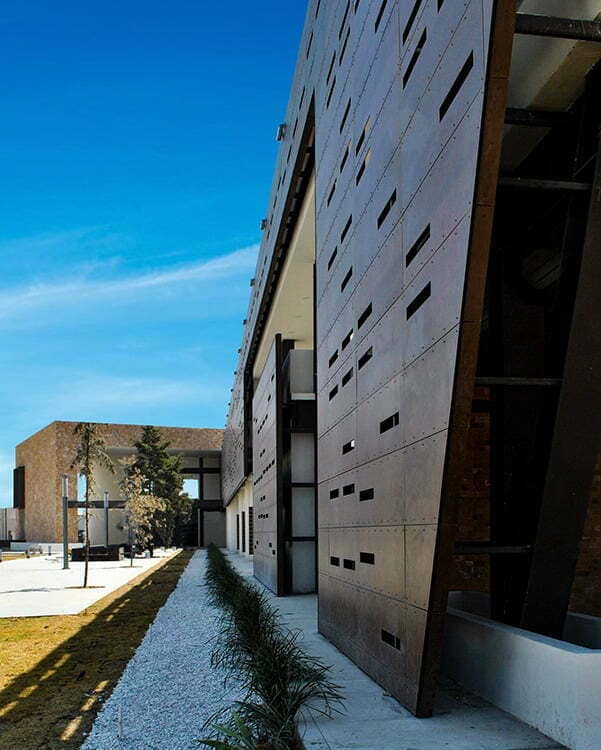 Construcción de Fachadas y Remodelación - Primer Plano